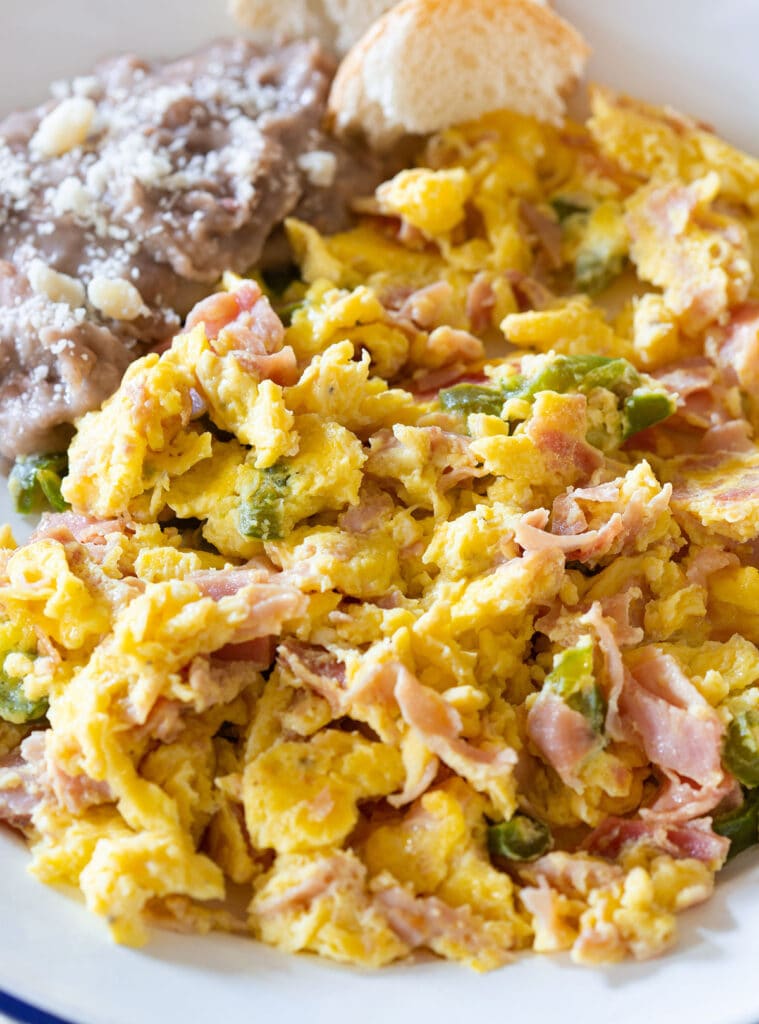 Huevos Con Jamon (jamón y huevos) - RecetasSabrosas.com