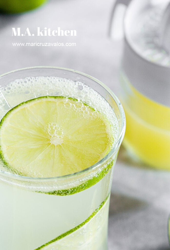 Una refrescante bebida chispeante mexicana