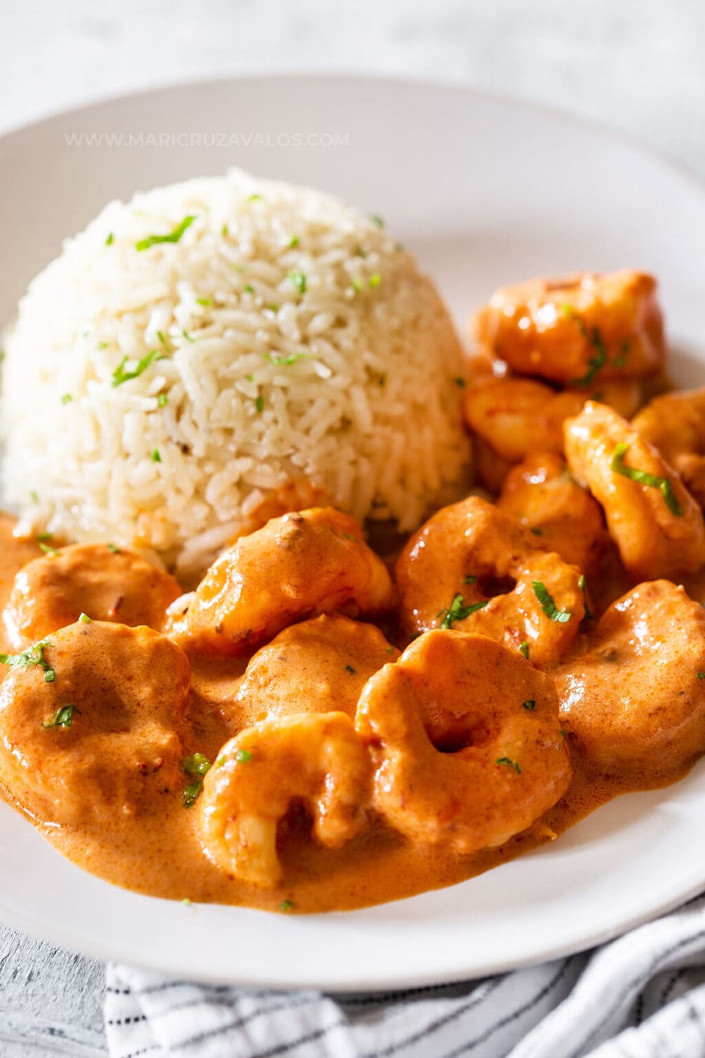 Camarones con crema chipotle (creamy chipotle shrimp)