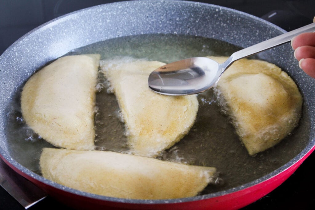 Quesadillas Fritas, la verdadera receta de comida callejera mexicana.