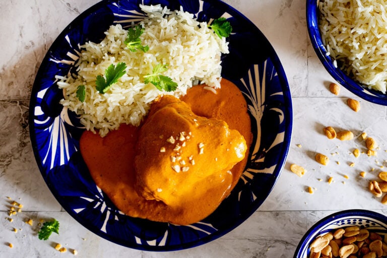Encacahuatado (Chicken With Peanut Sauce)